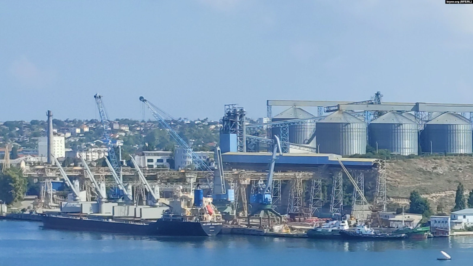 The Russian thief bulk carrier "Matros Pozynych" is loaded with grain ...