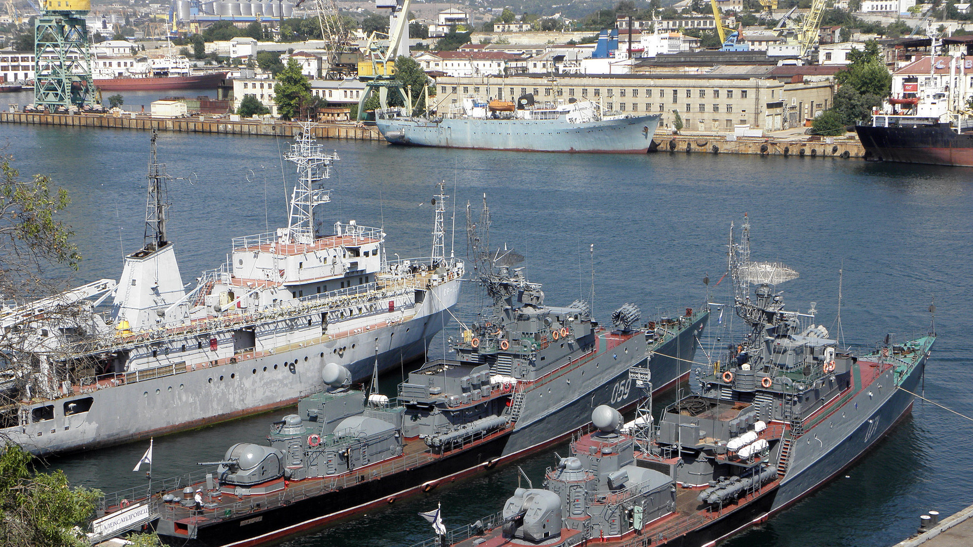 Rashists set up a new base in the water area of the port of Feodosia ...
