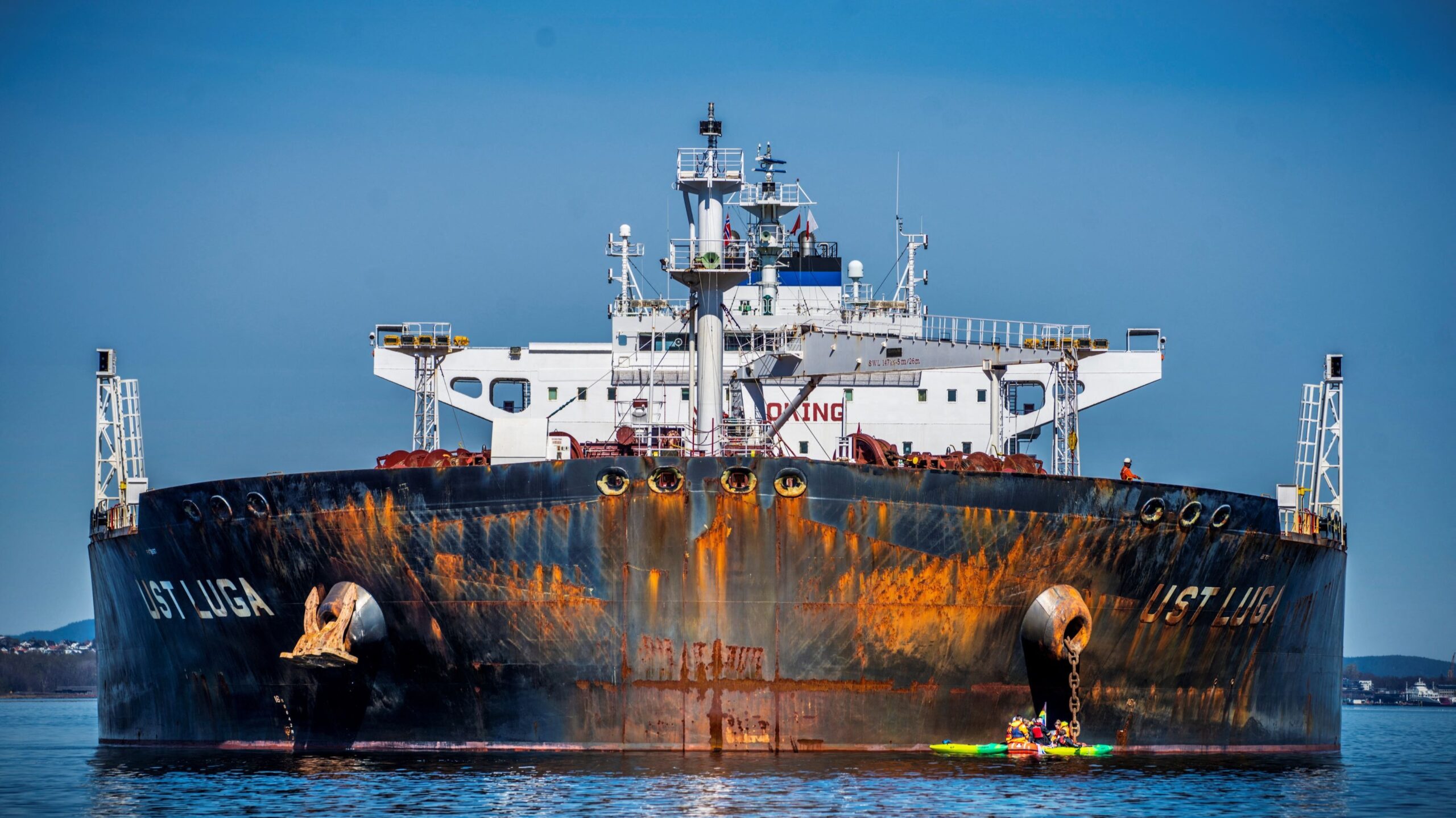 Tankers transporting oil from the Russian Federation are stuck on the ...