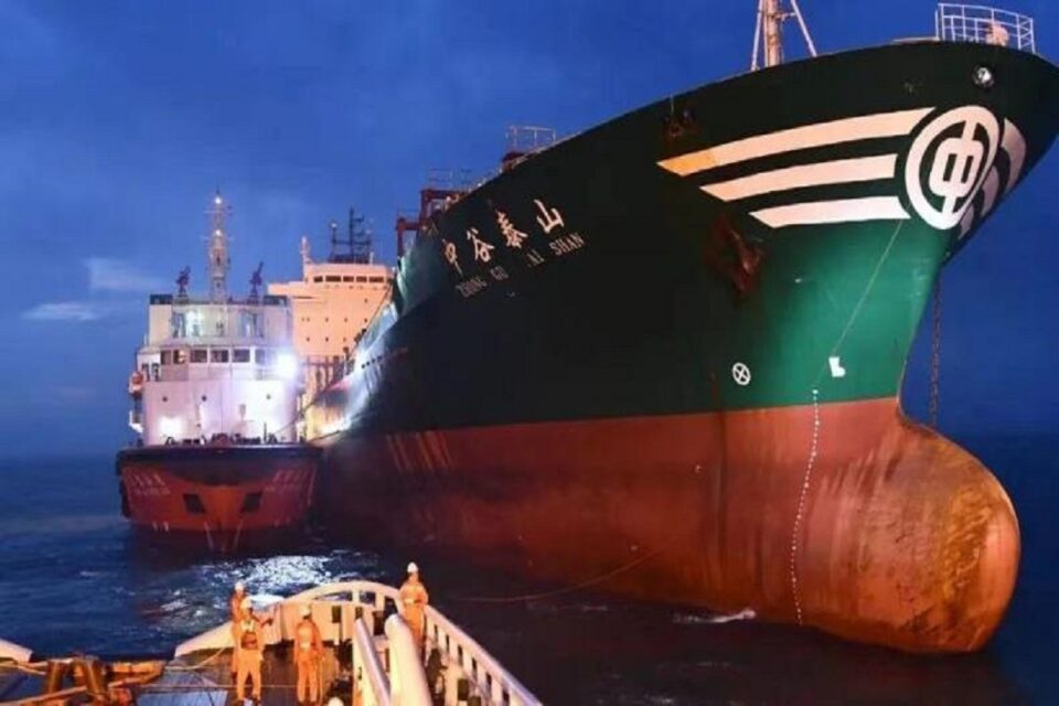 A ship heading from the Russian Federation caught fire near Shanghai ...