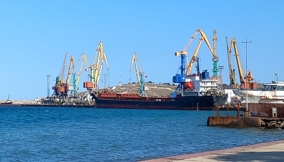 Russians load a ship in the port of occupied Crimea | Ukrainian and ...