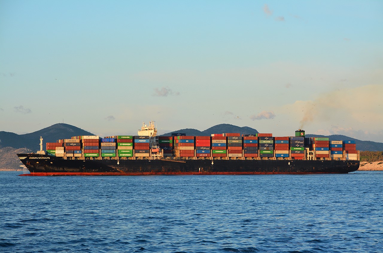 The first vessel that will pass through the temporary corridor left the ...