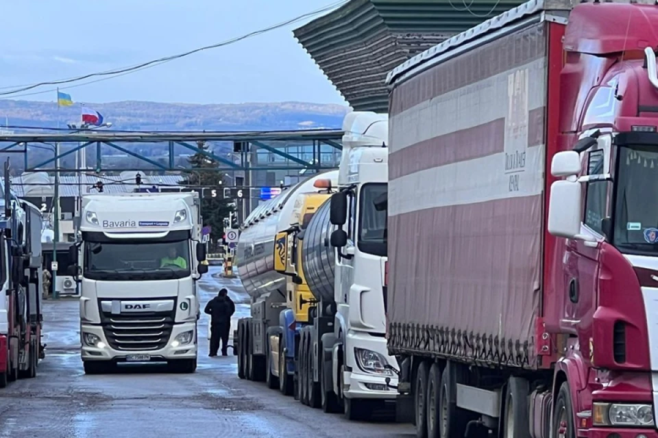 More than 3,000 trucks are waiting in line at the border between Poland ...