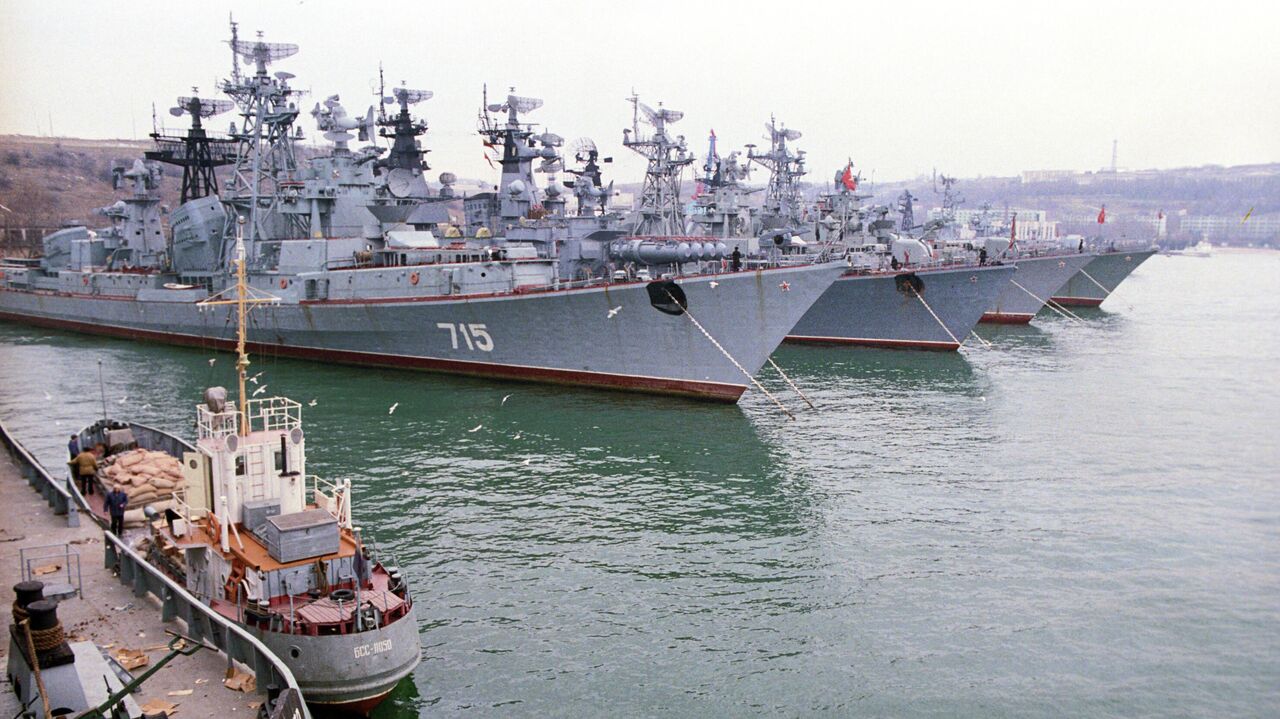The invaders cover ships in Crimea with supply vessels | Ukrainian and ...