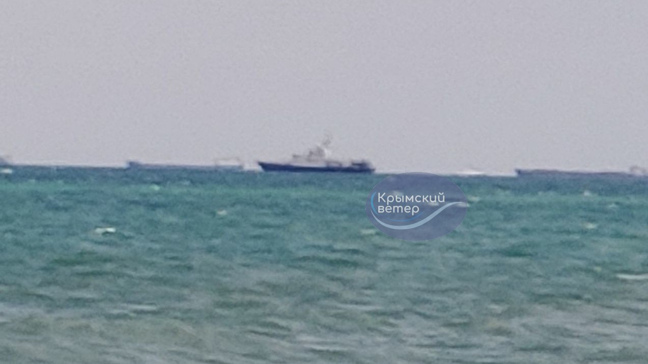 The Crimean Bridge is guarded by FSB boats (photo) | Ukrainian and ...