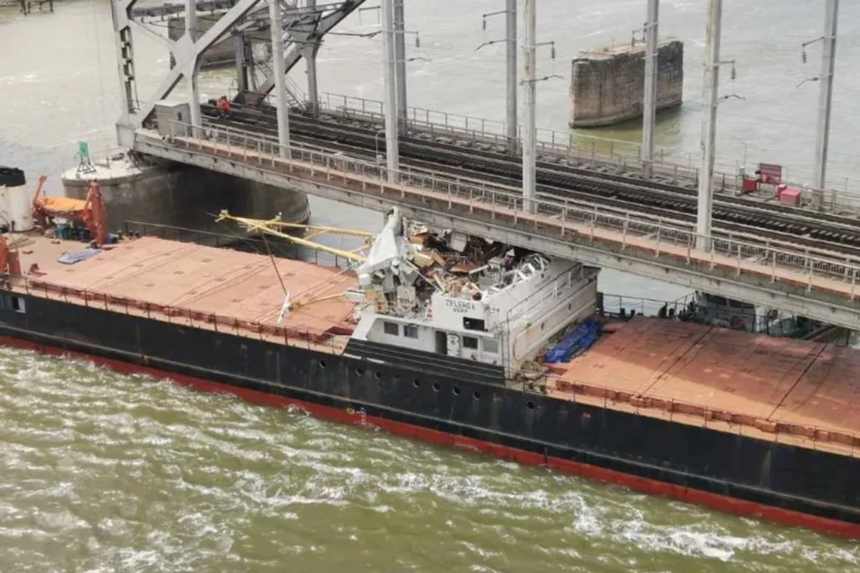 In Russia, a ship carrying rebar to the occupied Crimea crashed into a ...