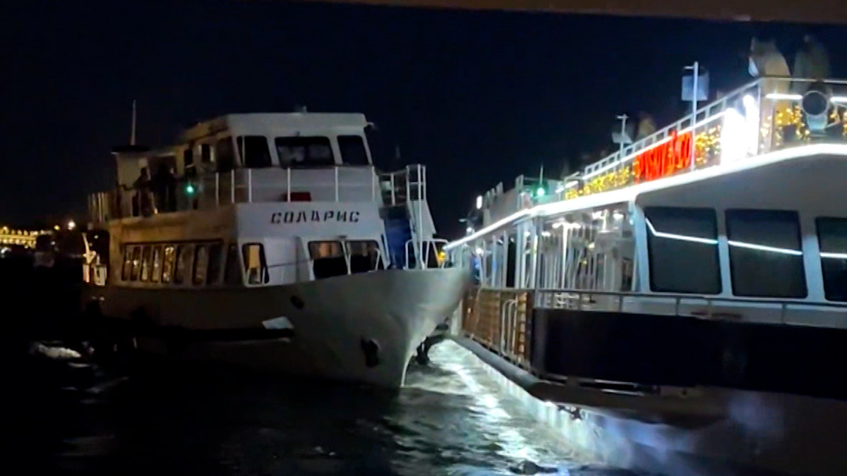 Two ships collided in St. Petersburg (video) | Ukrainian and World ...