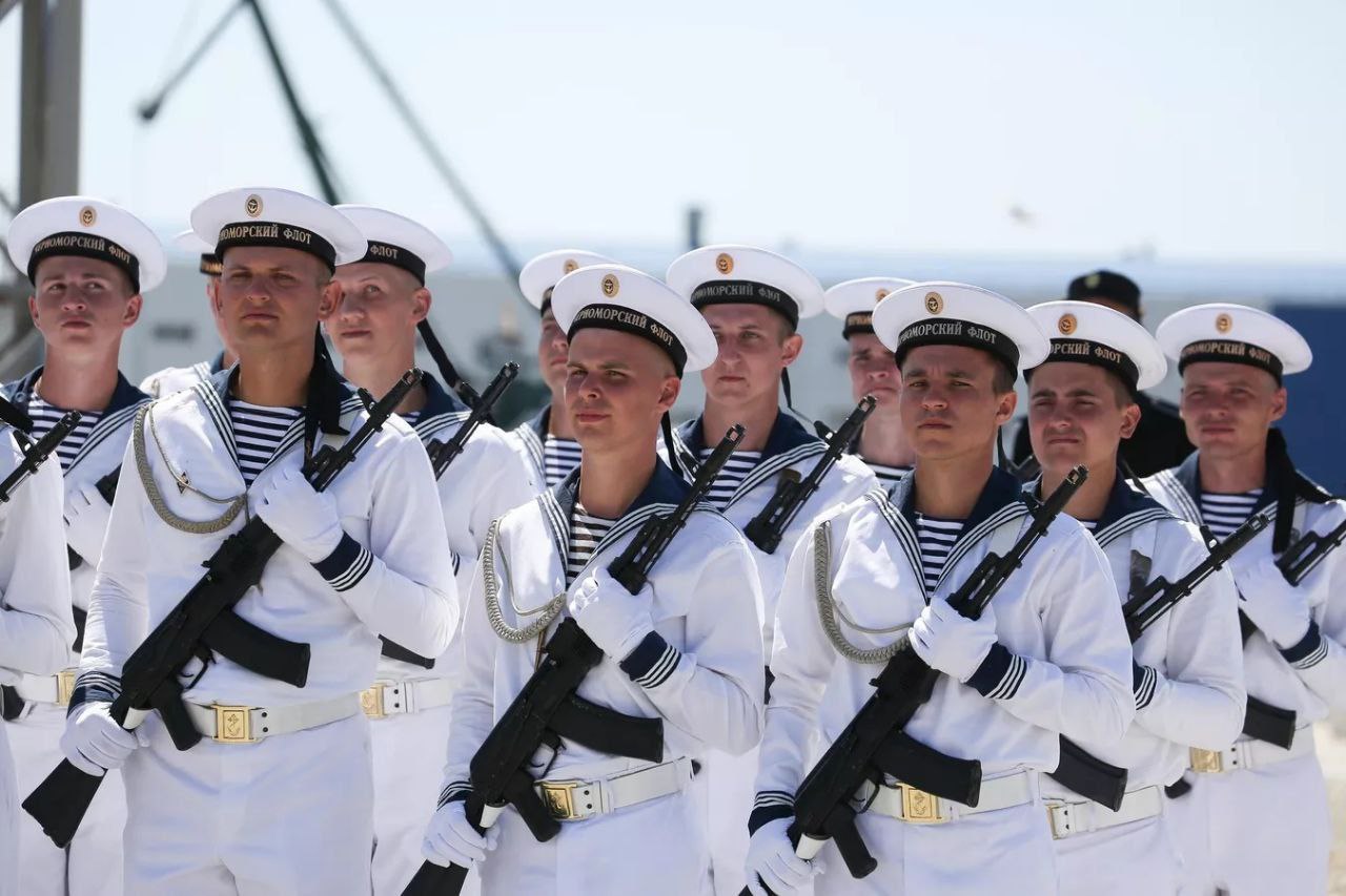 Families of sailors of the Russian Black Sea Fleet are forced to leave ...