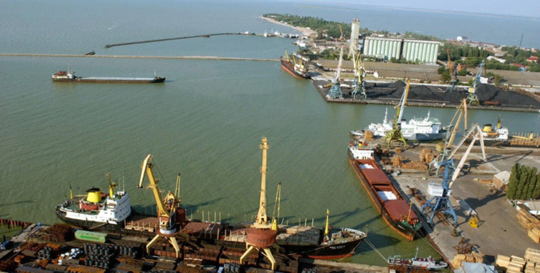 Russian port elevator polluted the Sea of Azov | Ukrainian and World ...