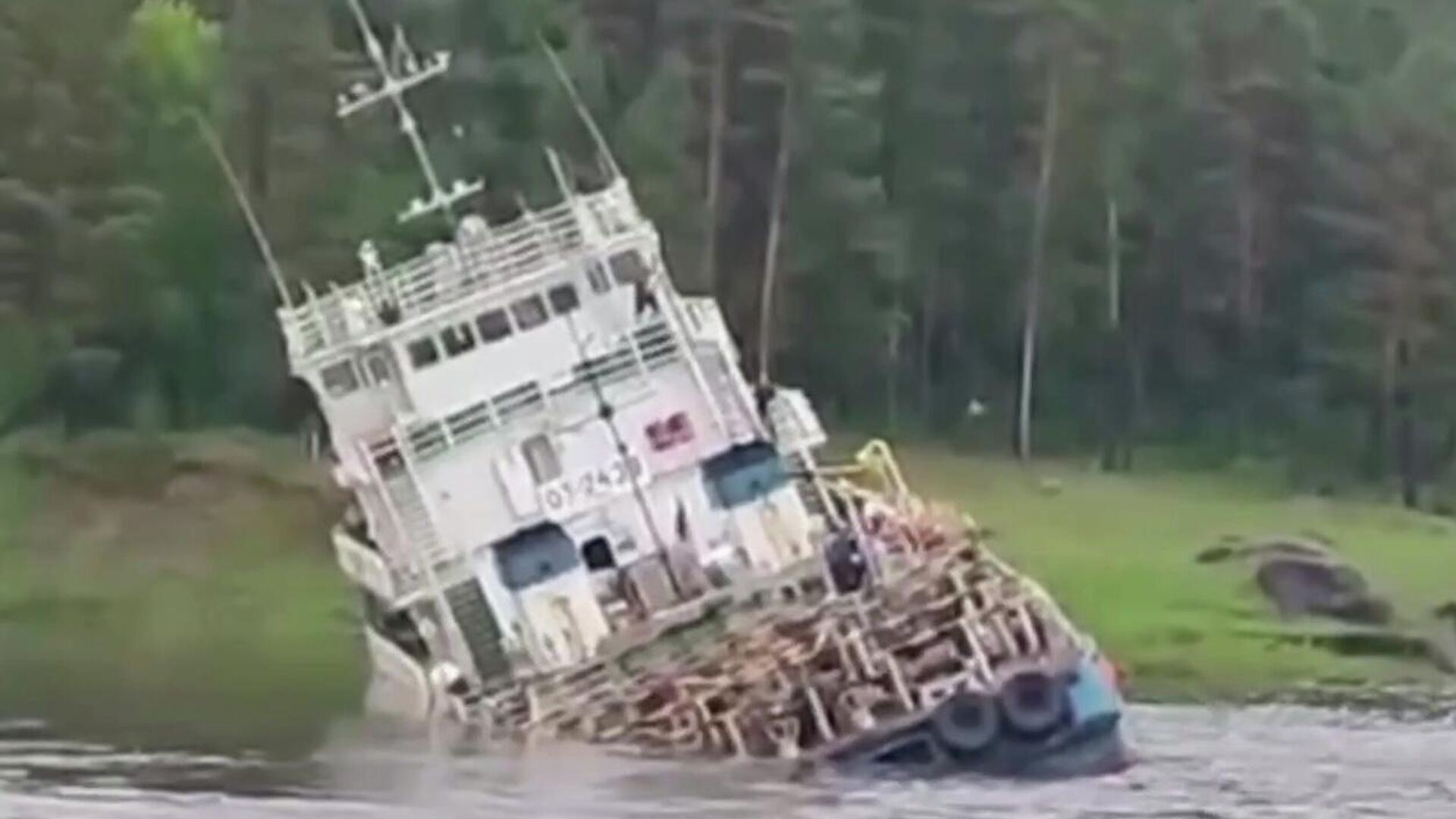 Another fuel disaster in Russia: Yenisei covered with a 30-kilometer ...