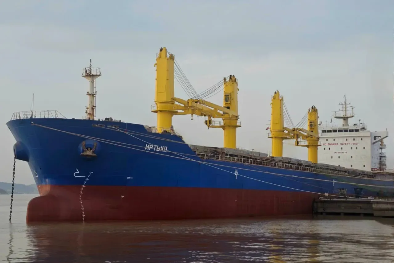Russian bulk carrier transporting stolen Ukrainian wheat from Crimea ...