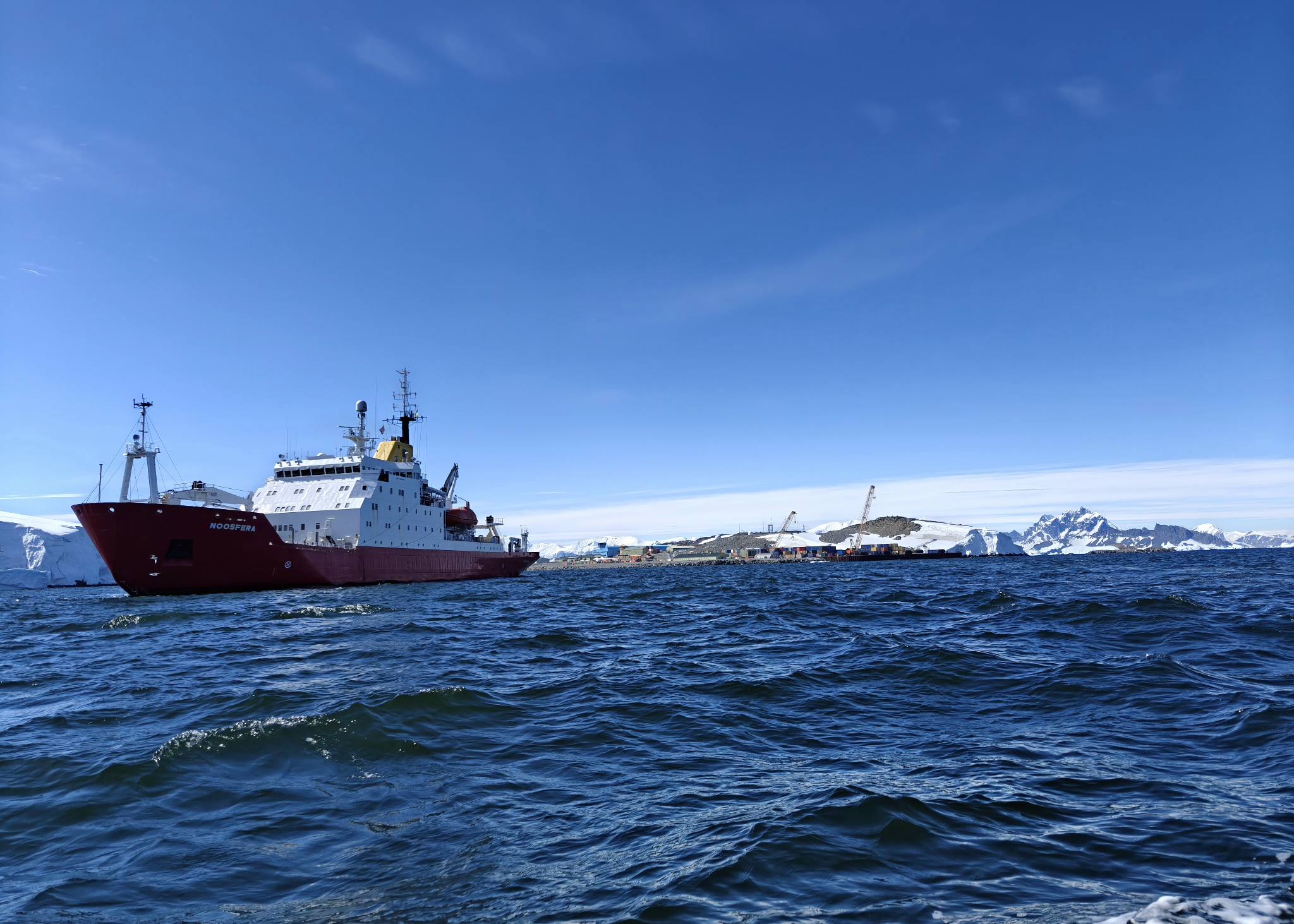 Icebreaker "Noosfera" delivered expedition and cargo to British Rothera ...